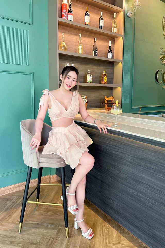 ชมพู่ ชลชญา chompoo fhm นางแบบ สาวสวย ดาวดัง ดีกรีไม่ธรรมดา